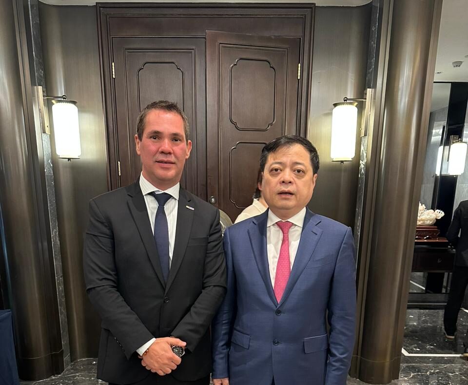 Durante viagem à China, Agos visita empresa Chint Power, companhia de ...